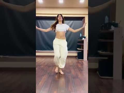 Sexy Belly dance by Janhvi Kapoor.