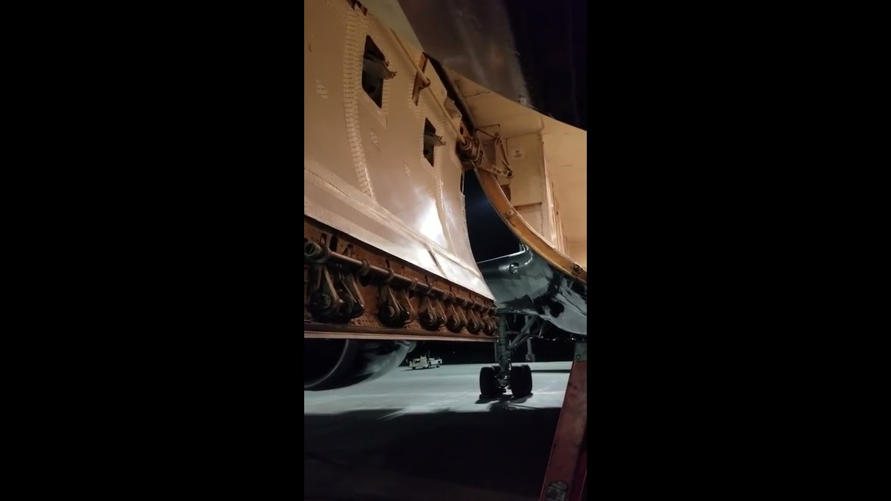 BOEING B767 OPENING FWD CARGO DOORS. - YouTube