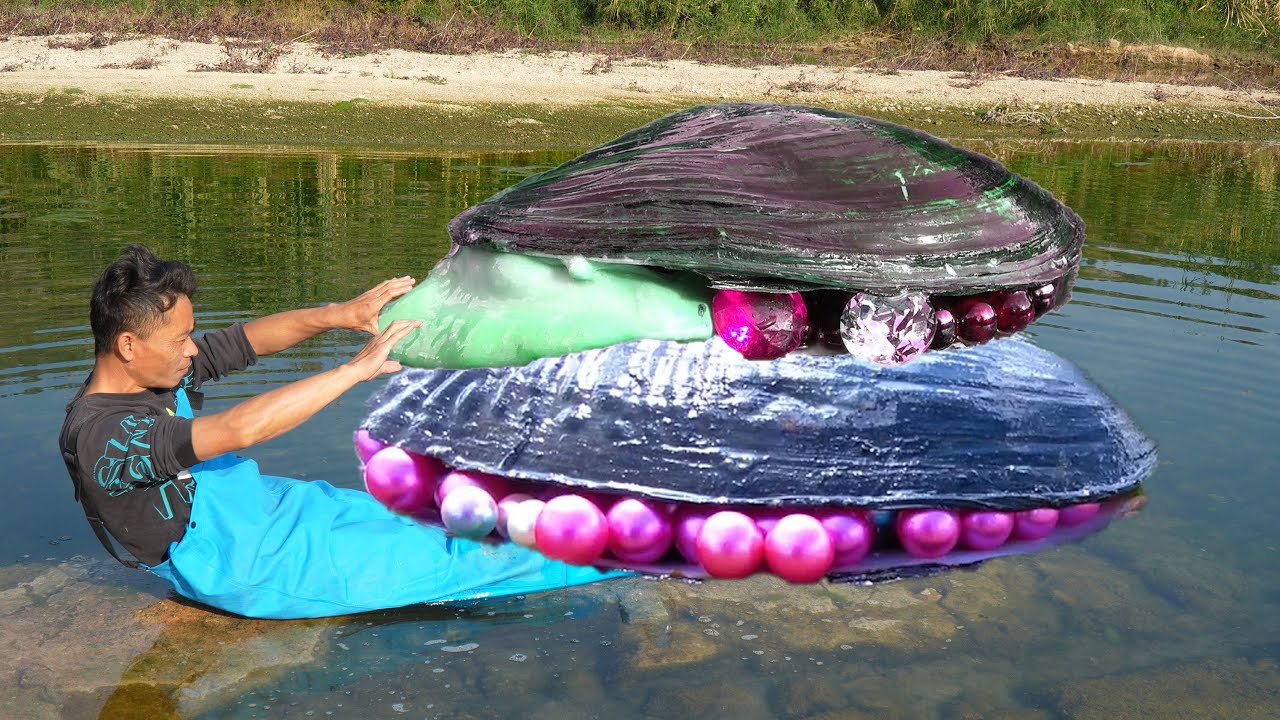 Exciting discovery of a huge mussel with enchanting oversized beautiful ...