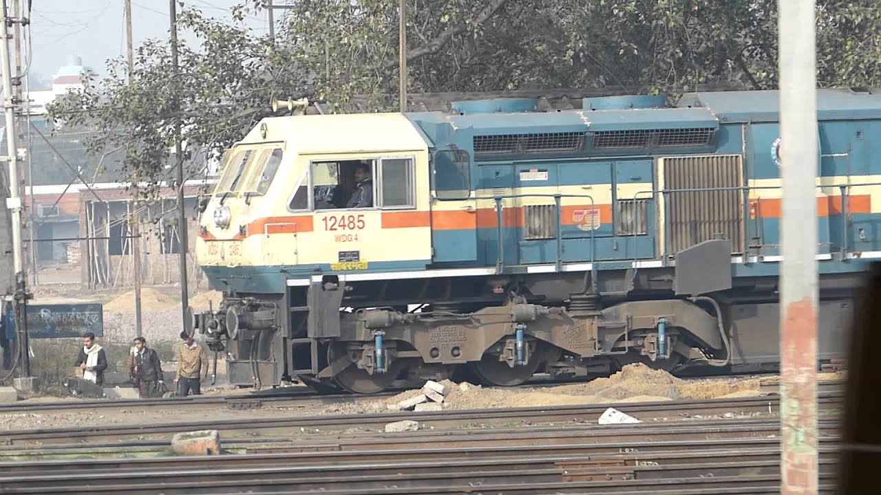 MAS NZM Duronto Express overtakes Firozpur Janta Express at Mathura Jn ...