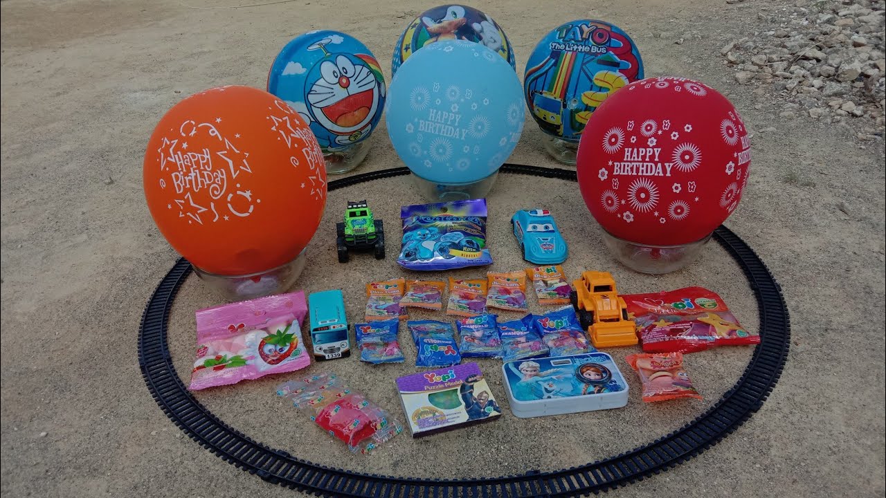 hore... menemukan balon , mainan, permen yupi, lolipop dan meletuskan ...