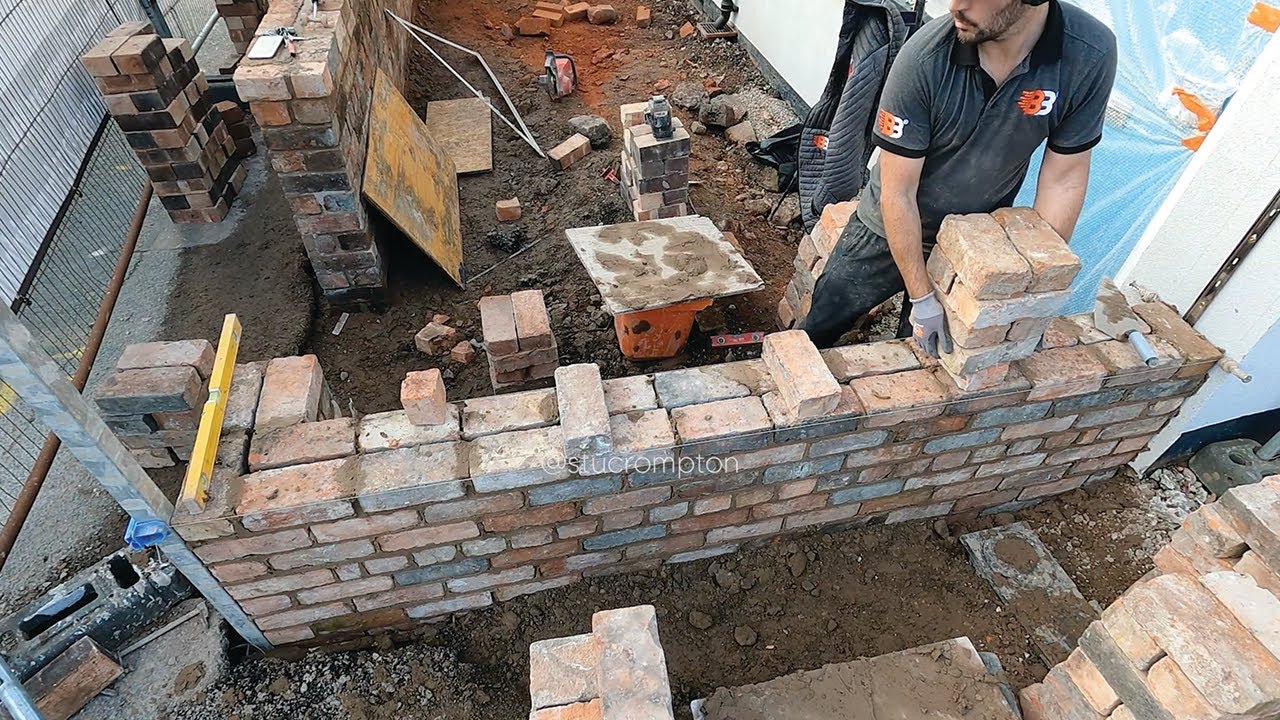 Brick Mitre Joint and Free Cakes - Bricklaying - YouTube