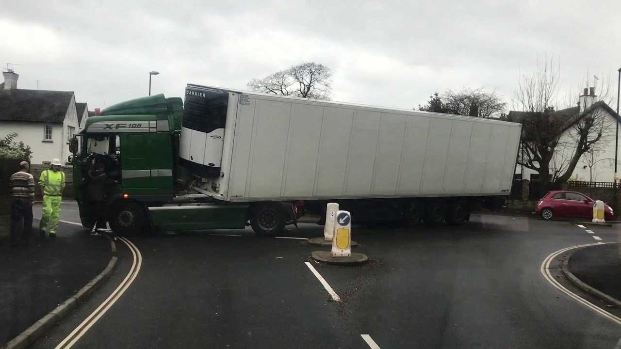 HGV roundabout Fail - YouTube