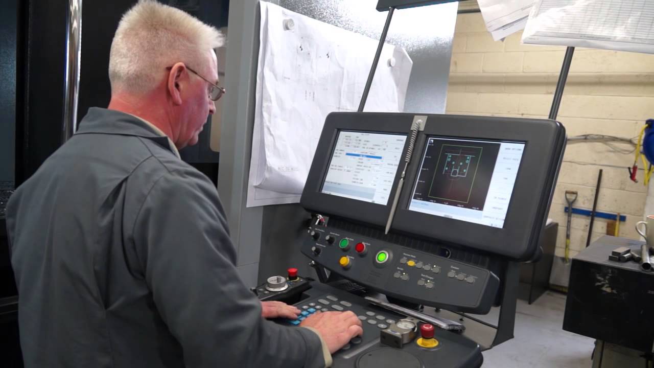 Hurco VMX84 Vertical Machining Centre - YouTube