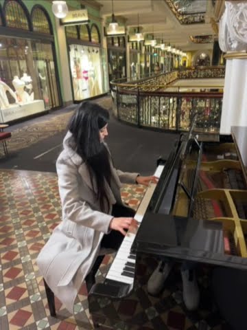 Mesmerising Piano play in QVB Sydney - YouTube