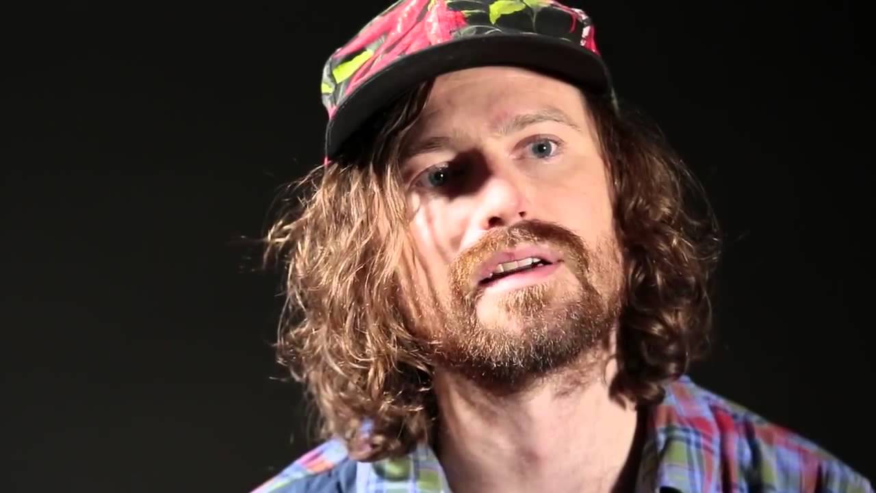 Matthan Minster de Cage The Elephant habla sobre Kronos! - YouTube