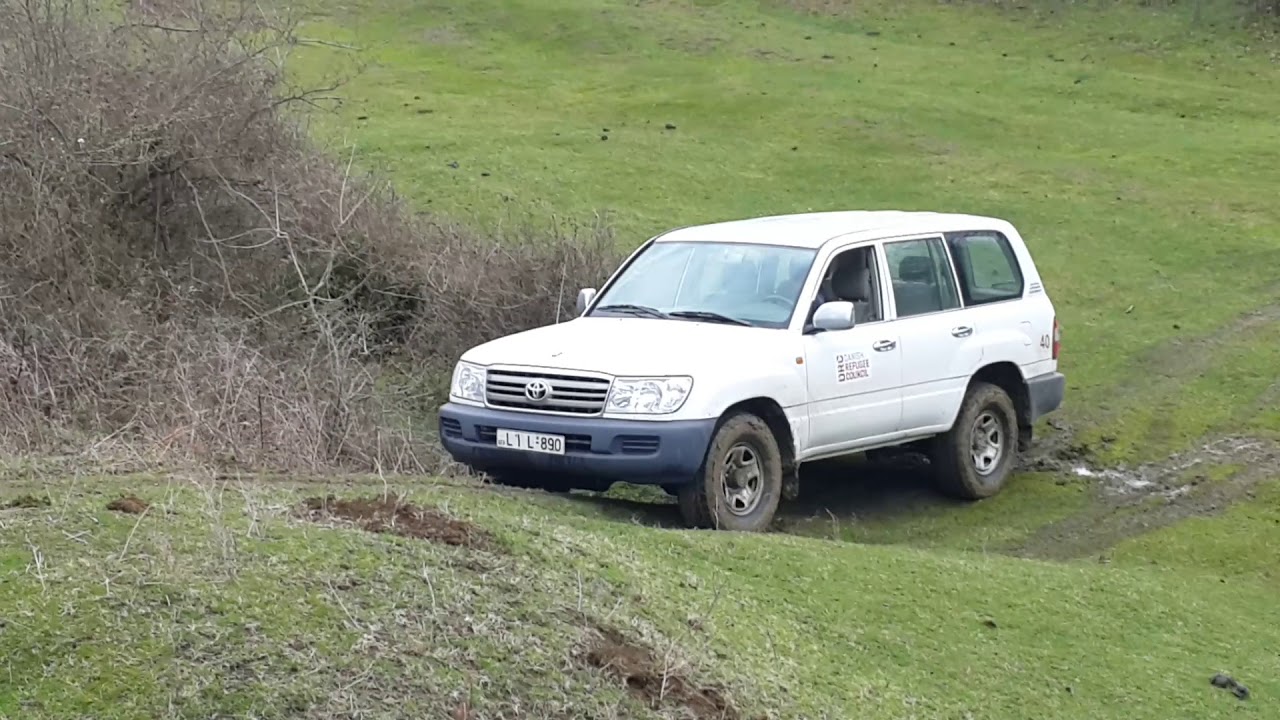 Pathfinder R50 ZD30DDTi VS TLC 105 TD42 - YouTube