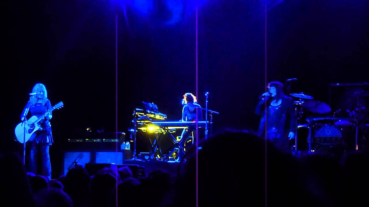 Heart - Alone (Live Concert) - YouTube