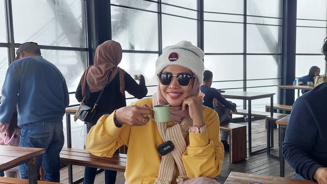 wisata ke cafe Viral Bromo Hills. Cafe tertinggi di Jawa Timur - YouTube