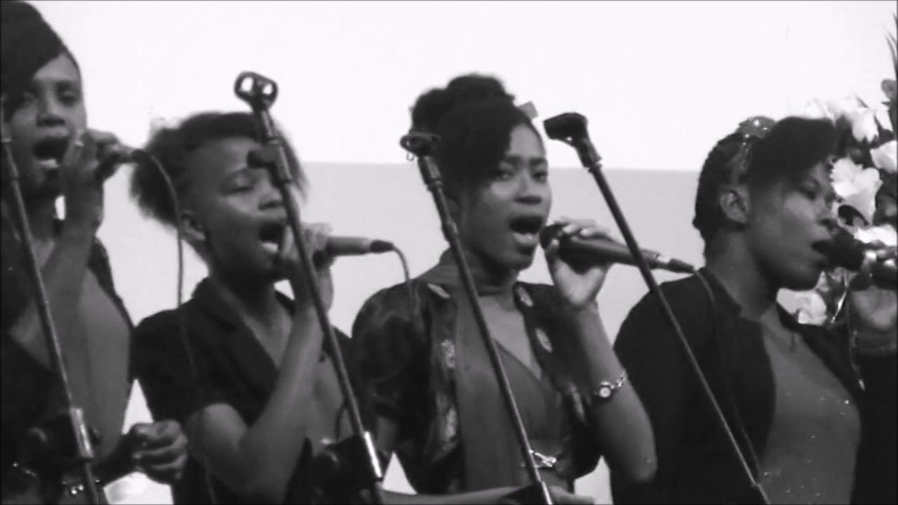 Haitian Gospel Singers - Blessed be the name [ LIVE ] - YouTube