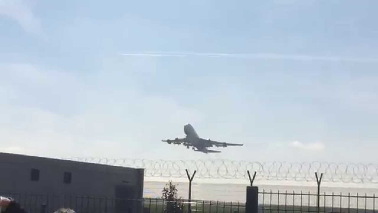 The Runway Pub @ Manchester Airport - YouTube