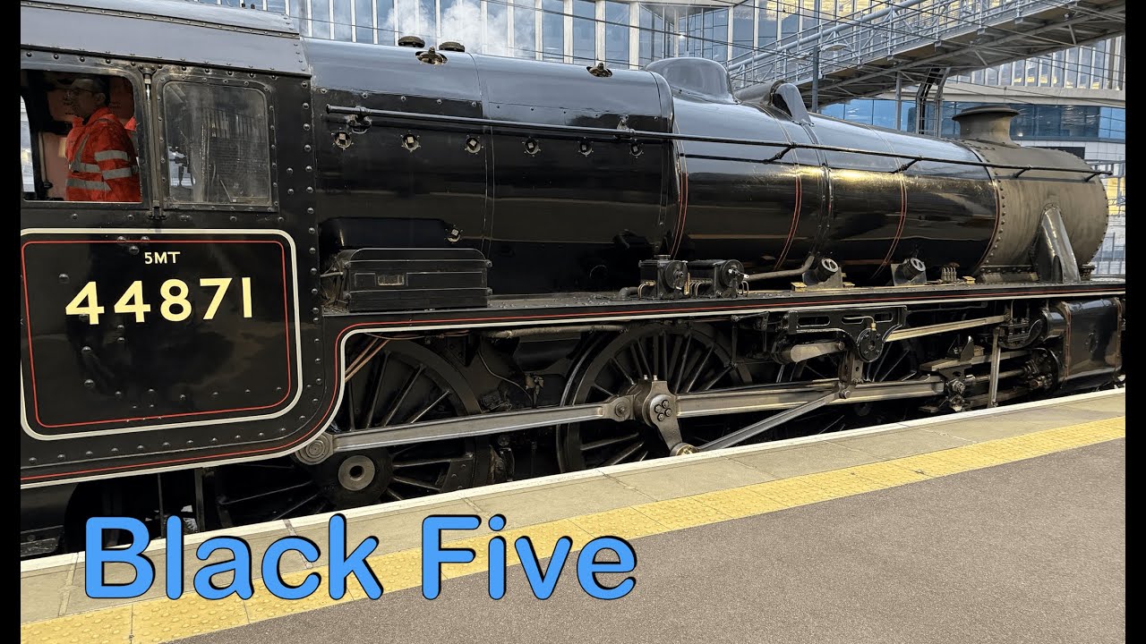 44871 Black Five. The Christmas White Rose at King's Cross. 16th ...