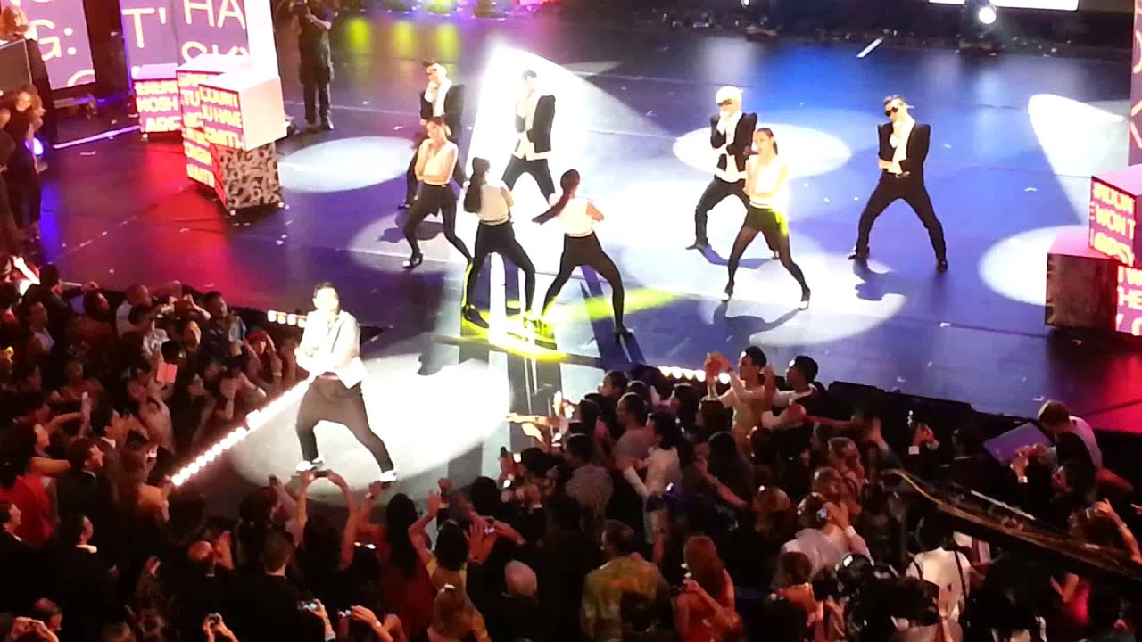 Psy! Live at Social stars award 2013 - YouTube