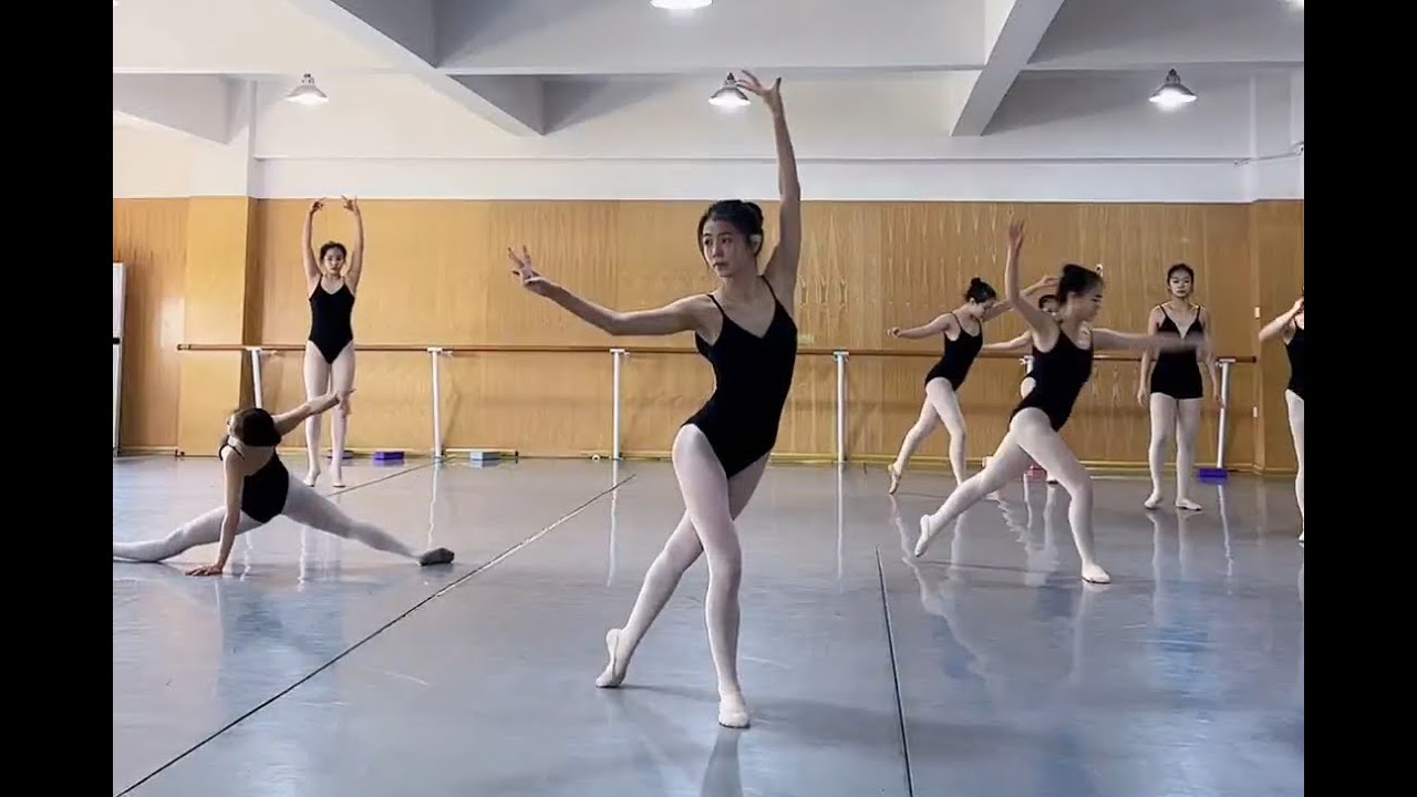 20231129 Dance students’ daily training 舞蹈生训练日常 - YouTube