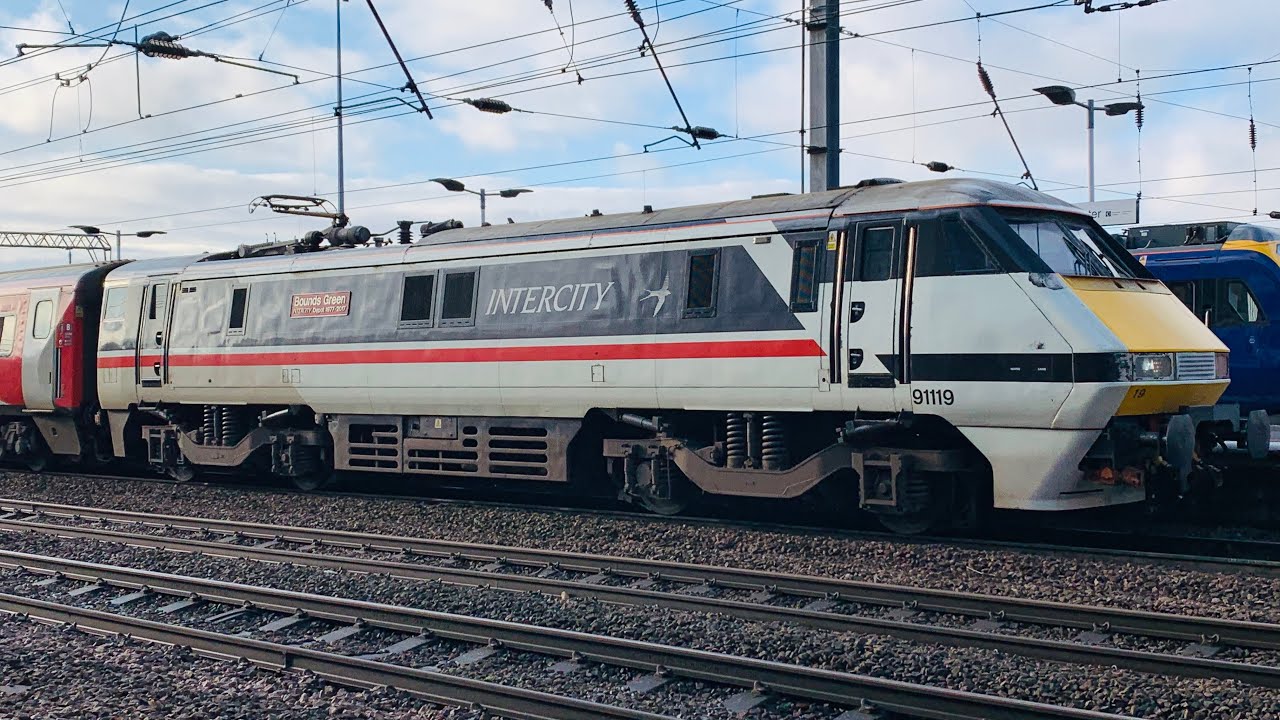 LNER 91119+82209 At Doncaster From London KC To Edinburgh - YouTube