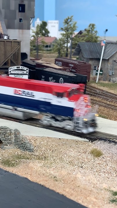 BCOL 642 entered Van Auken #funrun #texas #hoscale #fun #modeltrains #samra #bcol #bcrail - YouTube
