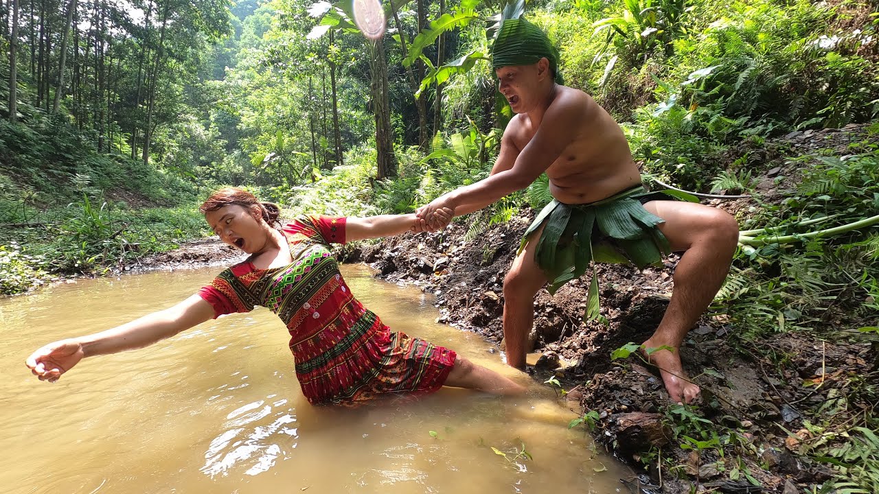 Primitive Life Ep 109 The girl pulled the aboriginal boy to help catch ...