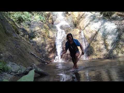 Mandi air terjun dinginya minta ampun...