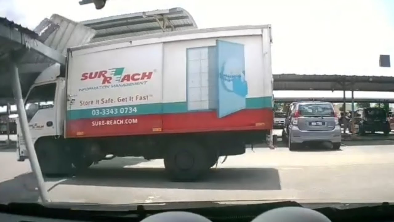 Keyakinan tinggi drebar lori ni | di Lotus Peringgit Melaka - YouTube