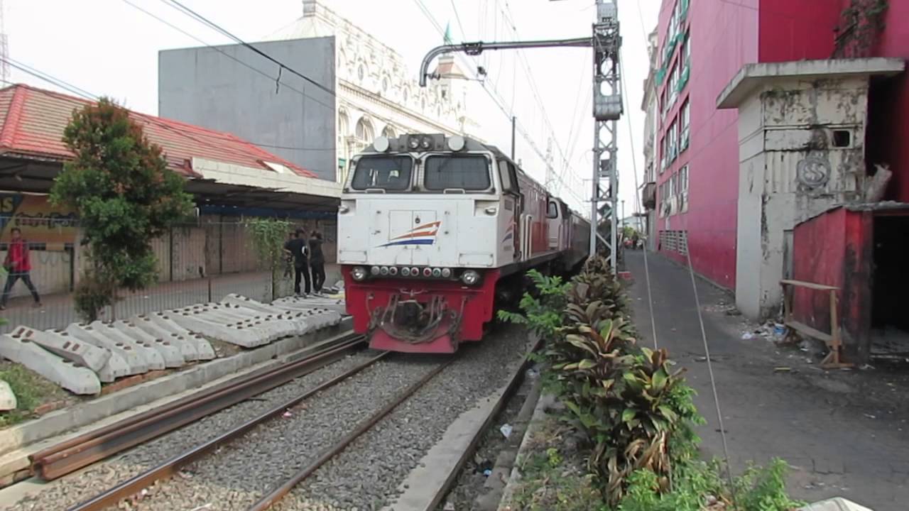 Kereta Api Pangrango datang di Stasiun Bogor Paledang - YouTube