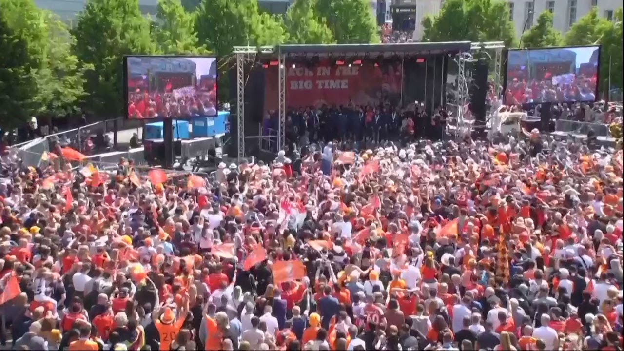 Luton Town: Thousands line streets for Premier League promotion party ...