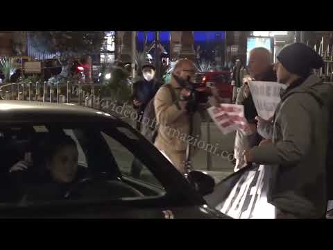 A Mergellina ecco le strisce pedonali umane per chiedere più sicurezza