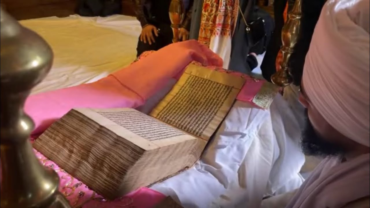 Puratan Sri Dasam Granth Darshan - YouTube