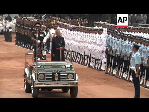 New Indian president inspects guard of honour, meets former president ...