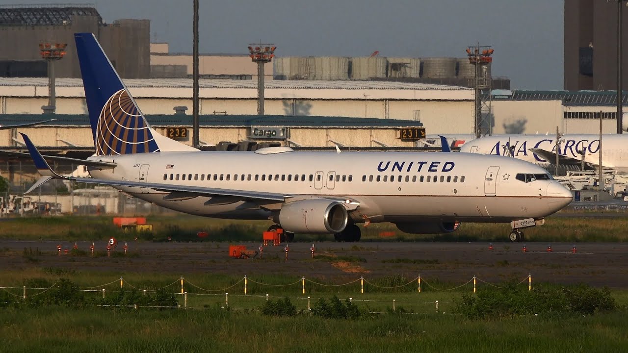 United Airlines 737-800 "Split Scimitar Winglet" N37293 Takeoff from ...
