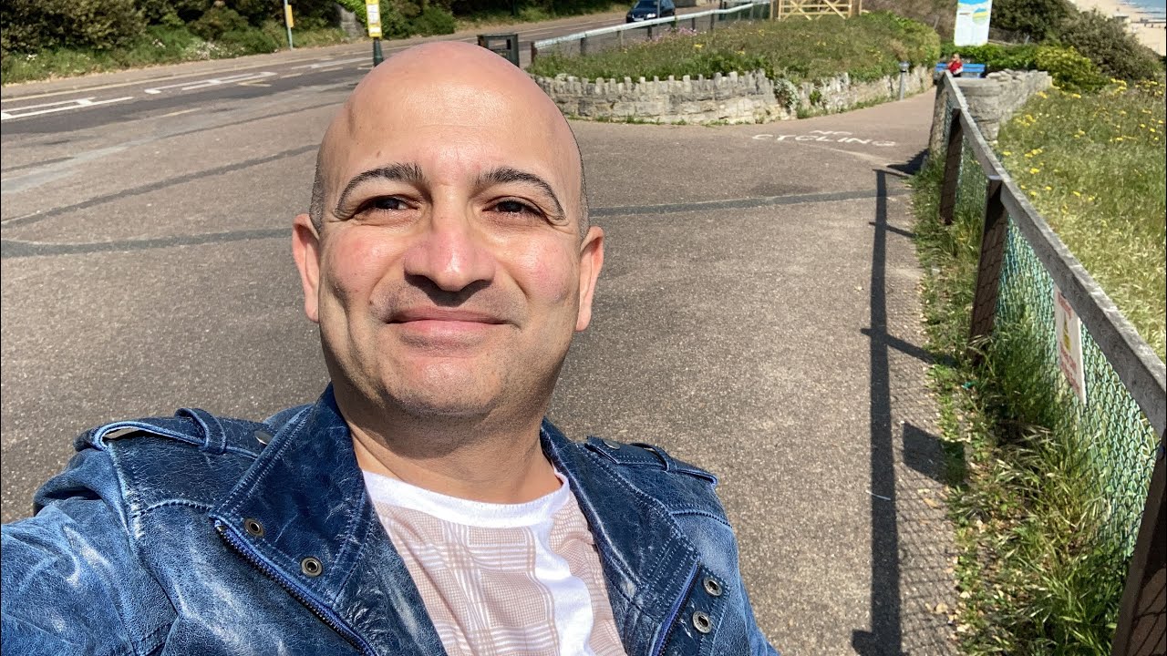 iPhone SE 2020 SELFIE VIDEO TEST | UK Beach - YouTube