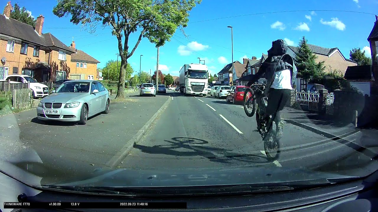 ARTICULATED LORRY v Dickhead on E Bike!! - YouTube