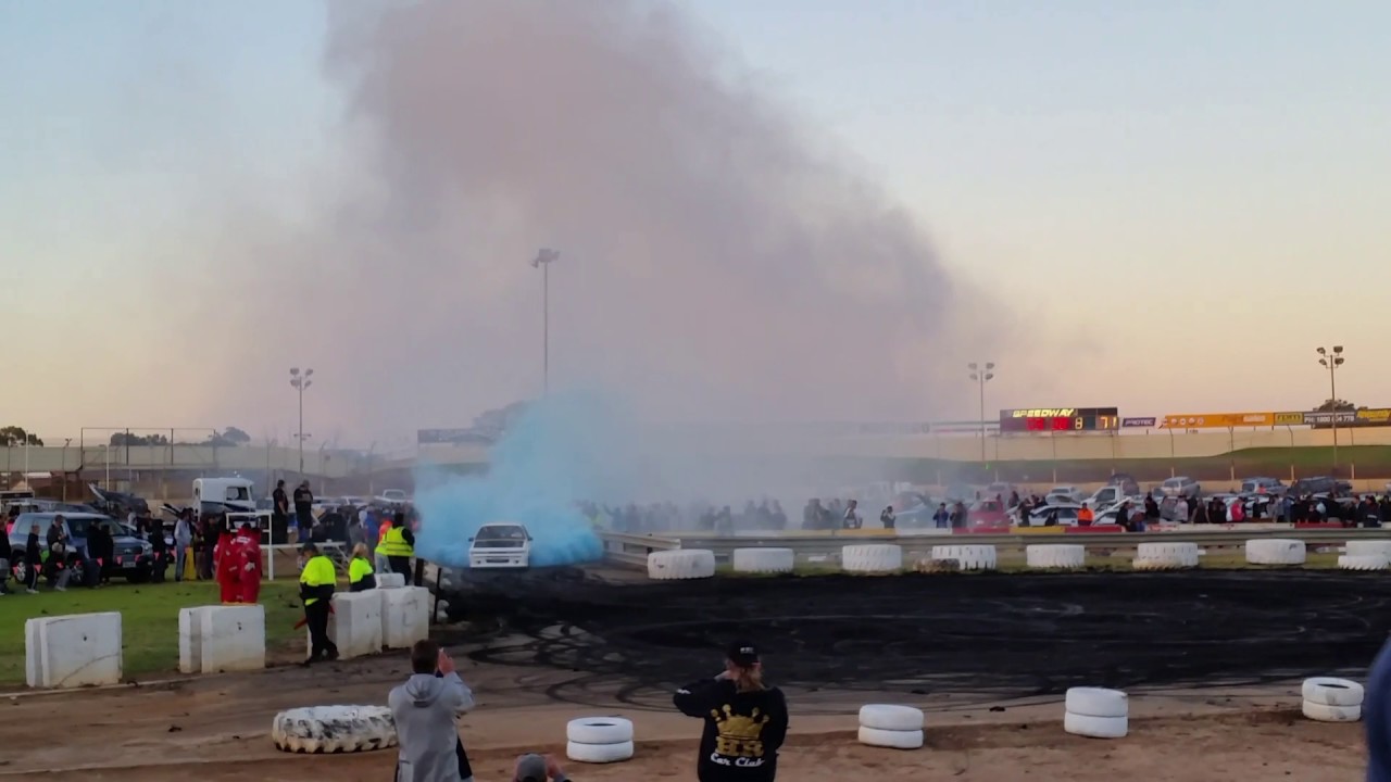 BROCK05 adelaide motorsport park burnout comp 2016 - YouTube