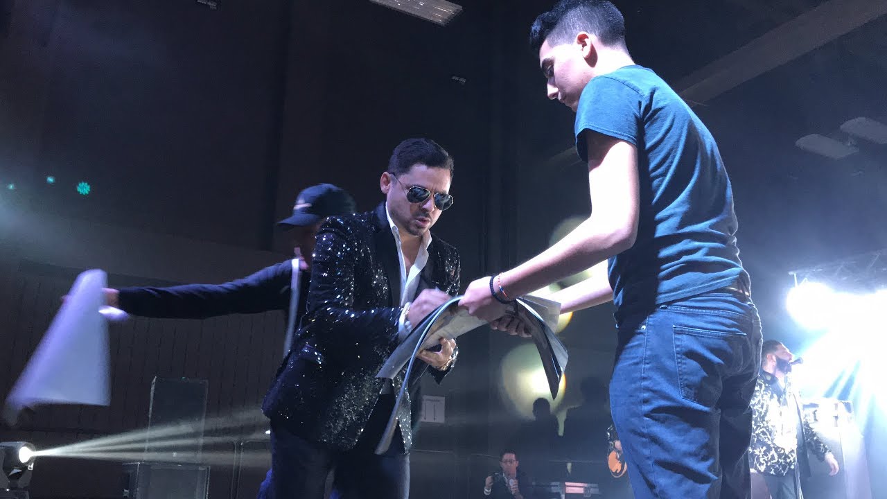 Larry Hernandez cantando EL ARDIDO y COSAS DEL AMOR - YouTube