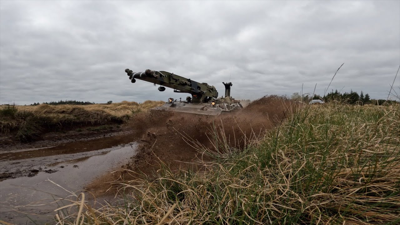 Leopard Biber - Biber in a wet hole - YouTube