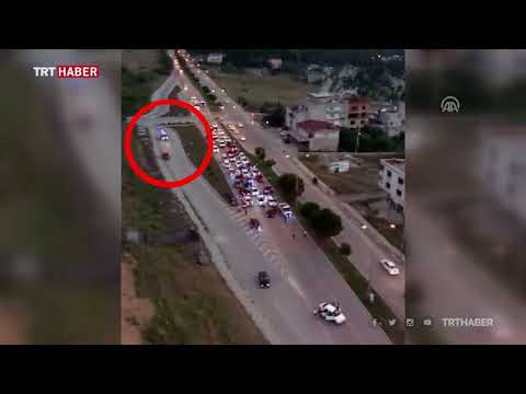 Ambulansı engelleyen magandalar cep telefonu kamerasında