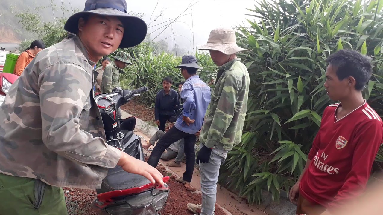 Xov xwm kub heev ib tus liab caij tsheb pluav tsws kev sab heev nawb ...