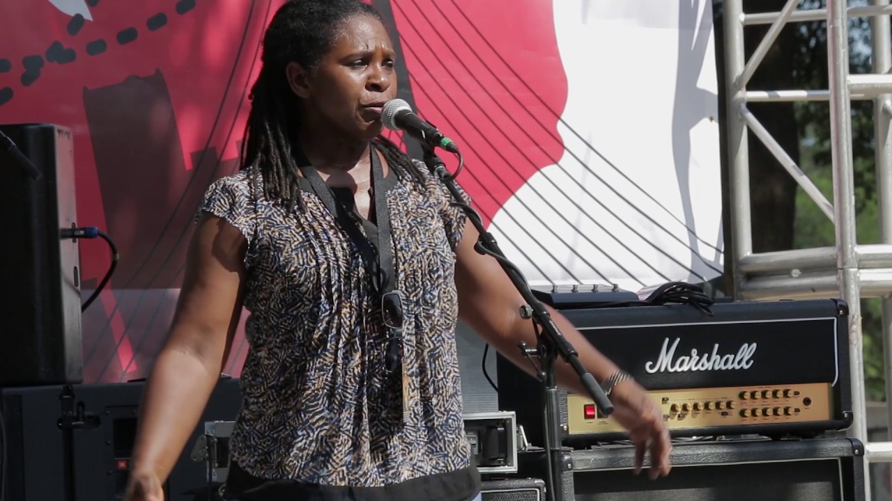 Ruthie Foster - "Don't You Mind People Grinnin' In Your Face" (Live at ...