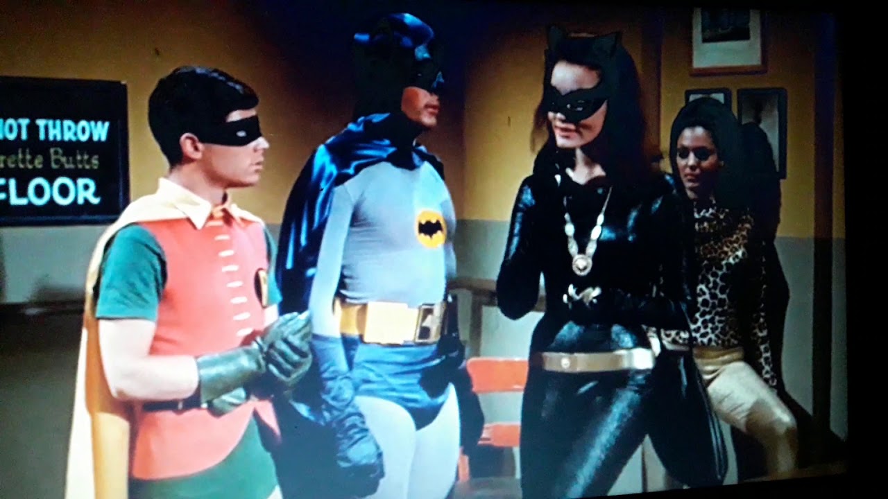 GATÚBELA HACE CAER A BATMAN Y ROBIN A SUS PIES... - YouTube