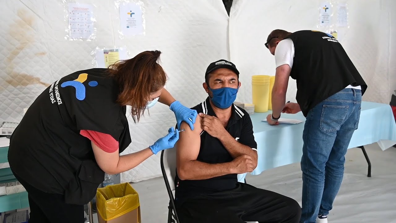 Ξεκίνησαν οι εμβολιασμοί των προσφύγων και μεταναστών στη Λέσβο - YouTube