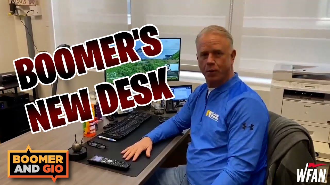 Boomer Flexes His BRAND NEW Desk! - YouTube