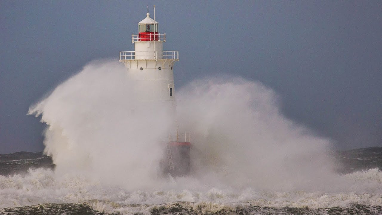 Sakonnet Point Light takes on huge waves - YouTube