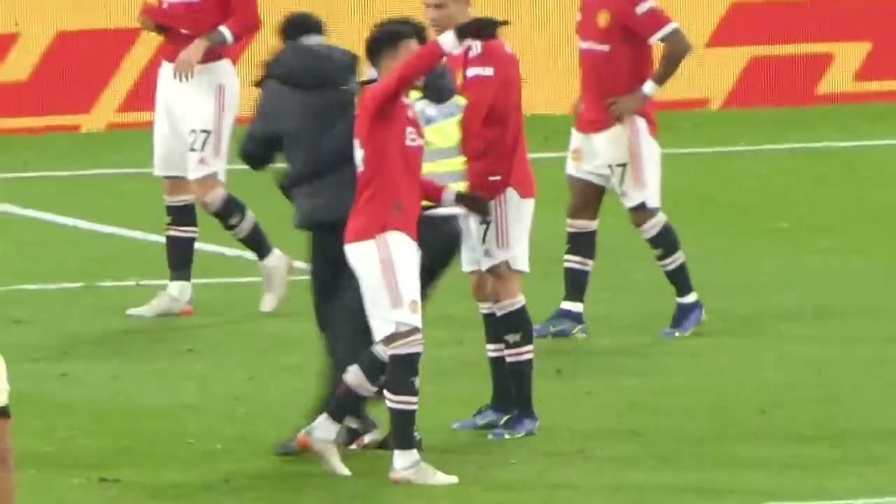 Pitch Invader | Man Utd vs Arsenal - YouTube