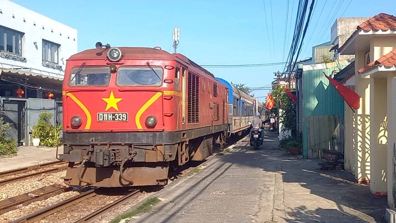 D11H-339 kéo tàu HĐ4 mùng 2 Tết ( 15h16 - 30/1/2025 ) - YouTube