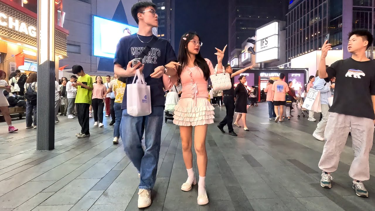 夜幕下的成都，姑娘們如花朵般嬌艷欲滴，4k，street photography China, Chinese girls，chengdu ...