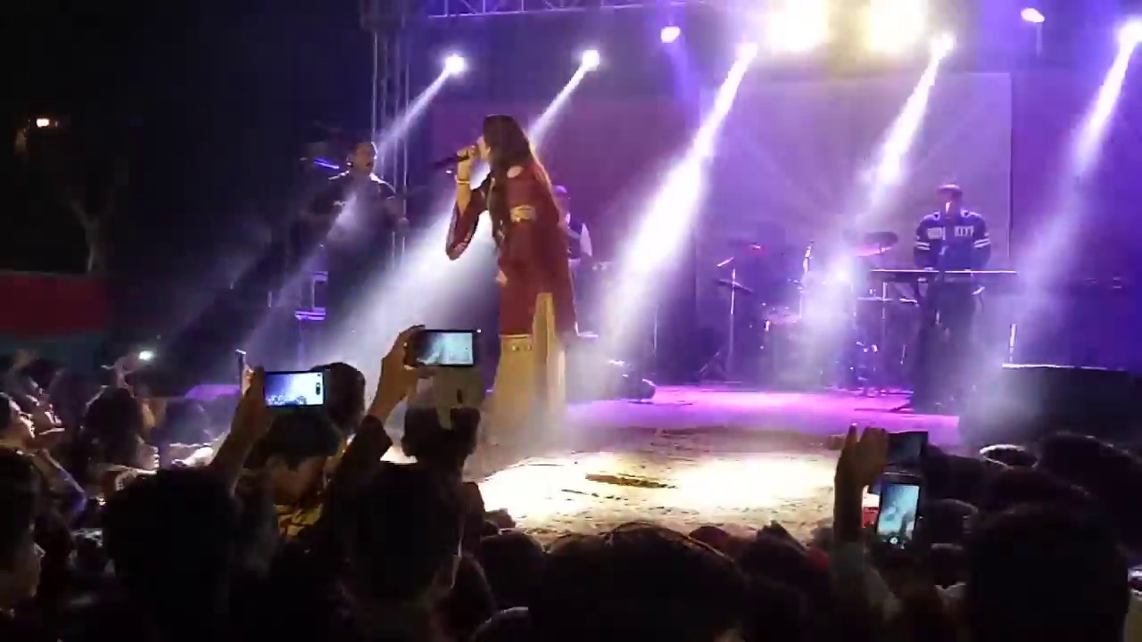 Mere rashke qamar live singer gulaab - YouTube