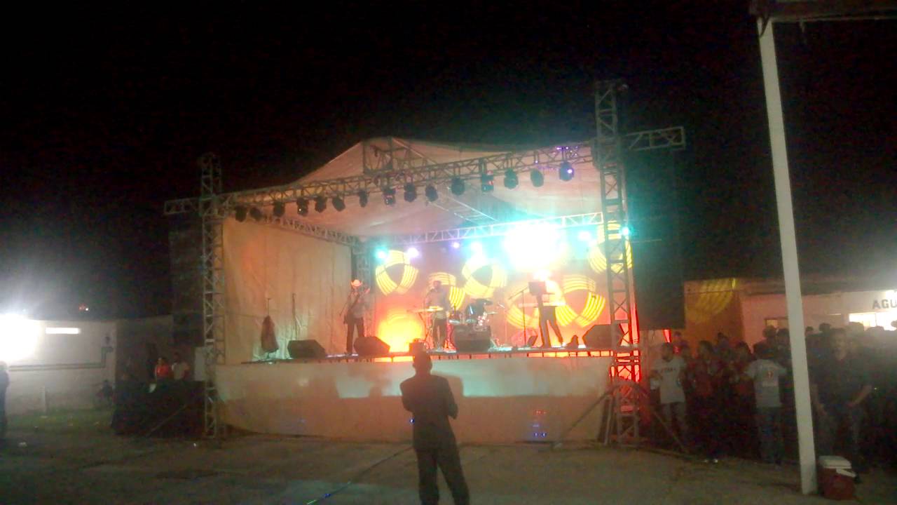 Grupo Carrilero (en vivo) Cancion Del Año Nuevo - YouTube