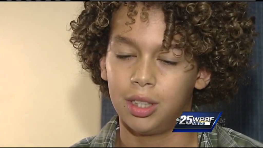 Star swimmer gives first-place trophy to hospitalized rival - YouTube