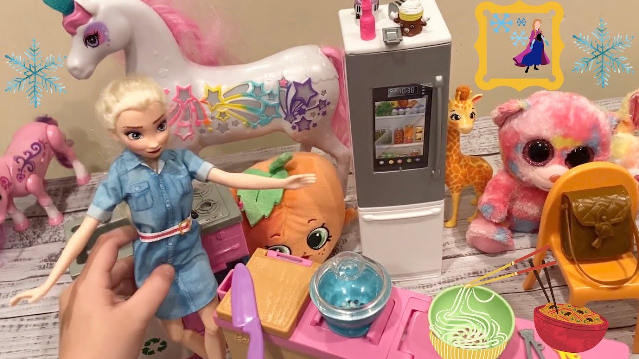ELSA COOKING! - ANNA, ELSA, and OLAF have dinner! FROZEN 2 and friends ...
