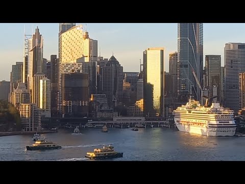 Good Morning. The Sun Rises over Circular Quay and Carnival Splendor ...