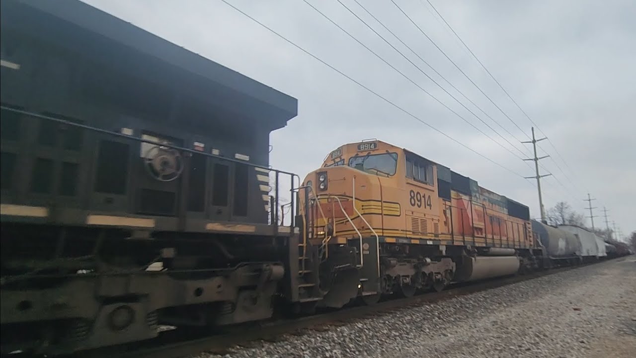 WFRX 8914 Trails 2nd on NS 316 in Lakewood, Ohio! - YouTube